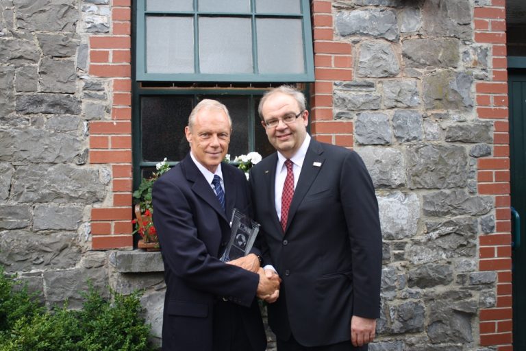 Brian Hobbs reçoit le PMI Research Achievement Award ESG | Nouvelles | UQAM